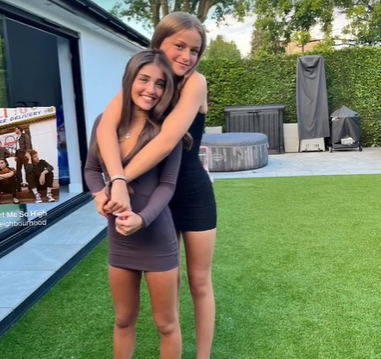 Sienna Walker Age, Height, Sister, Twin, Family, Outfit, TikTok ...