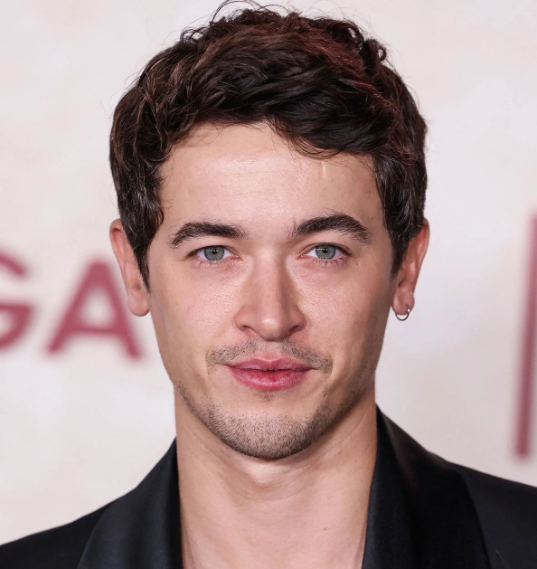 Tom Blyth – Age (28), Height, Wife, Relationship, Parents, Net Worth