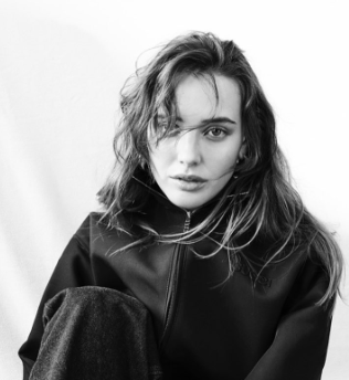 Katherine Langford – Age (30), Sister, Songs, Net Worth, Height, Movie ...