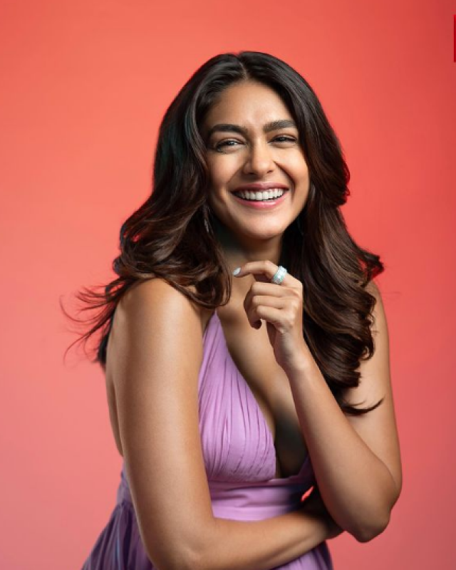 Who is Mrunal Thakur? Net Worth, Age, Height, Husband, Movies, Parents ...