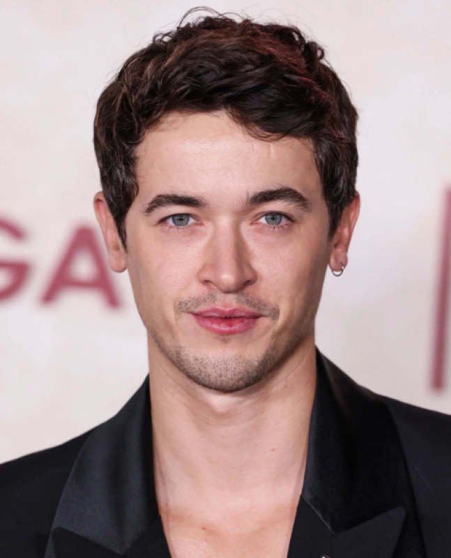 Tom Blyth – Age (28), Height, Wife, Relationship, Parents, Net Worth